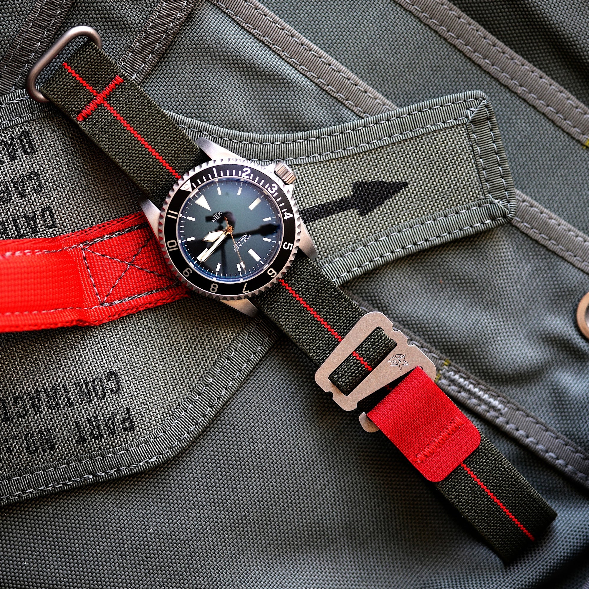 Grappleband Red Tab [Spring Bar Compatible] – Hawkrigger